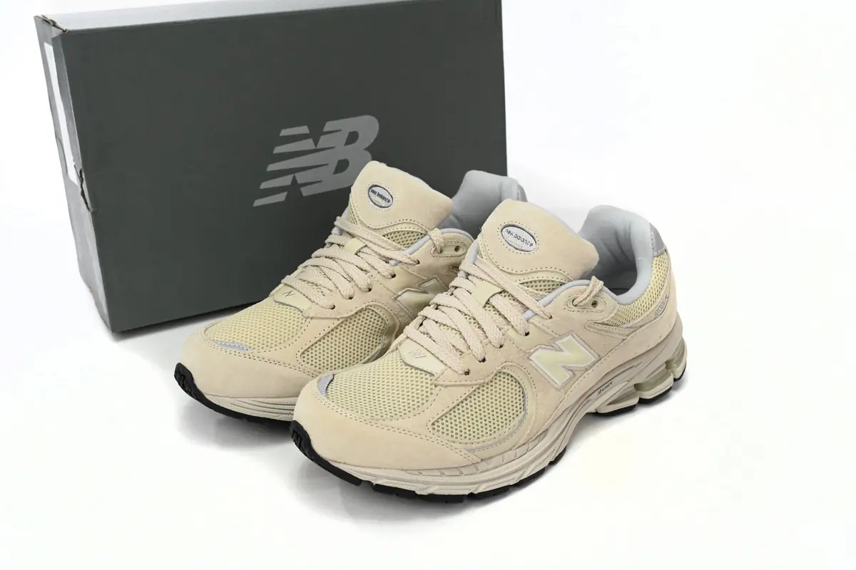 New Balance 2002R Beige - Sneakereu