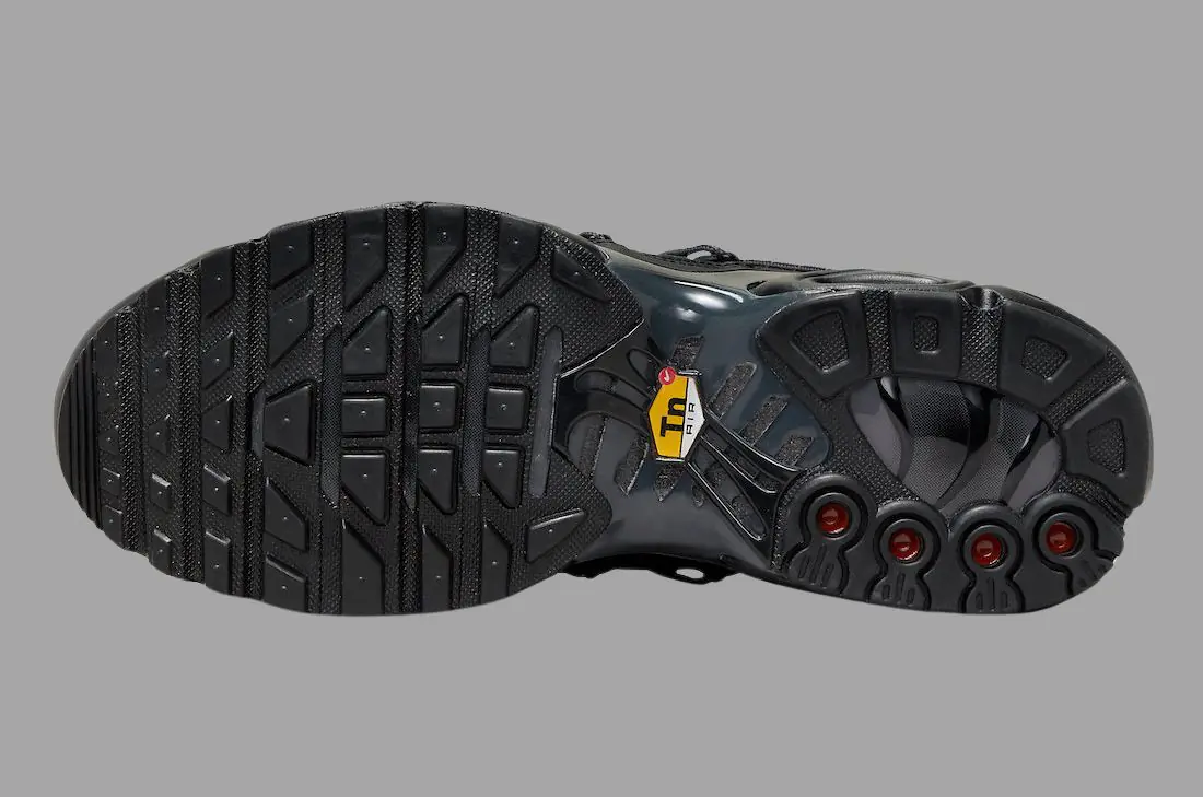 NIKE AIR MAX PLUS TN UTILITY TRIPLE BLACK- NOIR REFLECTIVE - Sneakereu